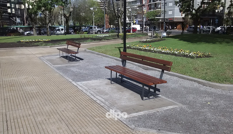 DIPO Equipamiento urbano, Mar del Plata, Argentina | Banco Deck lineal ...