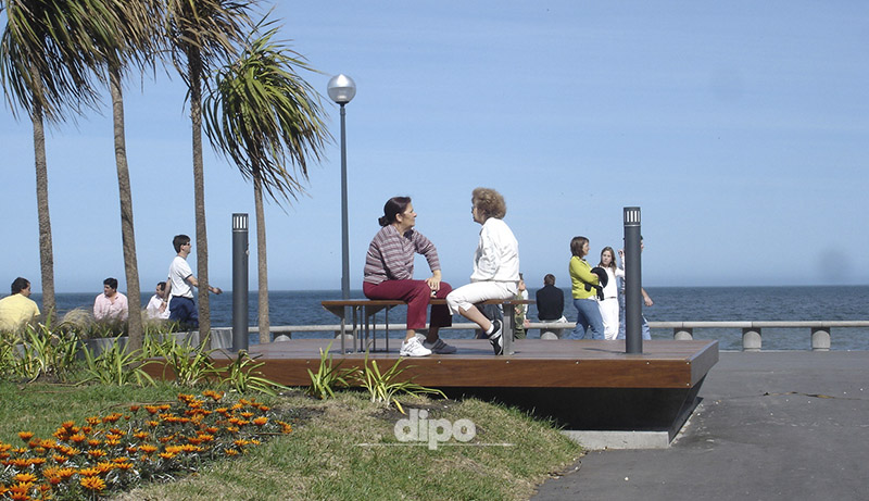 DIPO Equipamiento urbano, Mar del Plata, Argentina | Banco Deck en ...